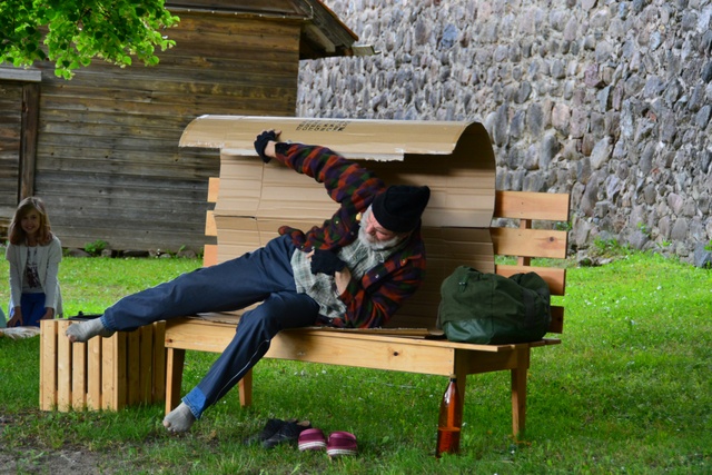 Foto: Iestudējums "Bomzis" Valmieras Pilsdrupu estrādē - Valmieras Ziņas