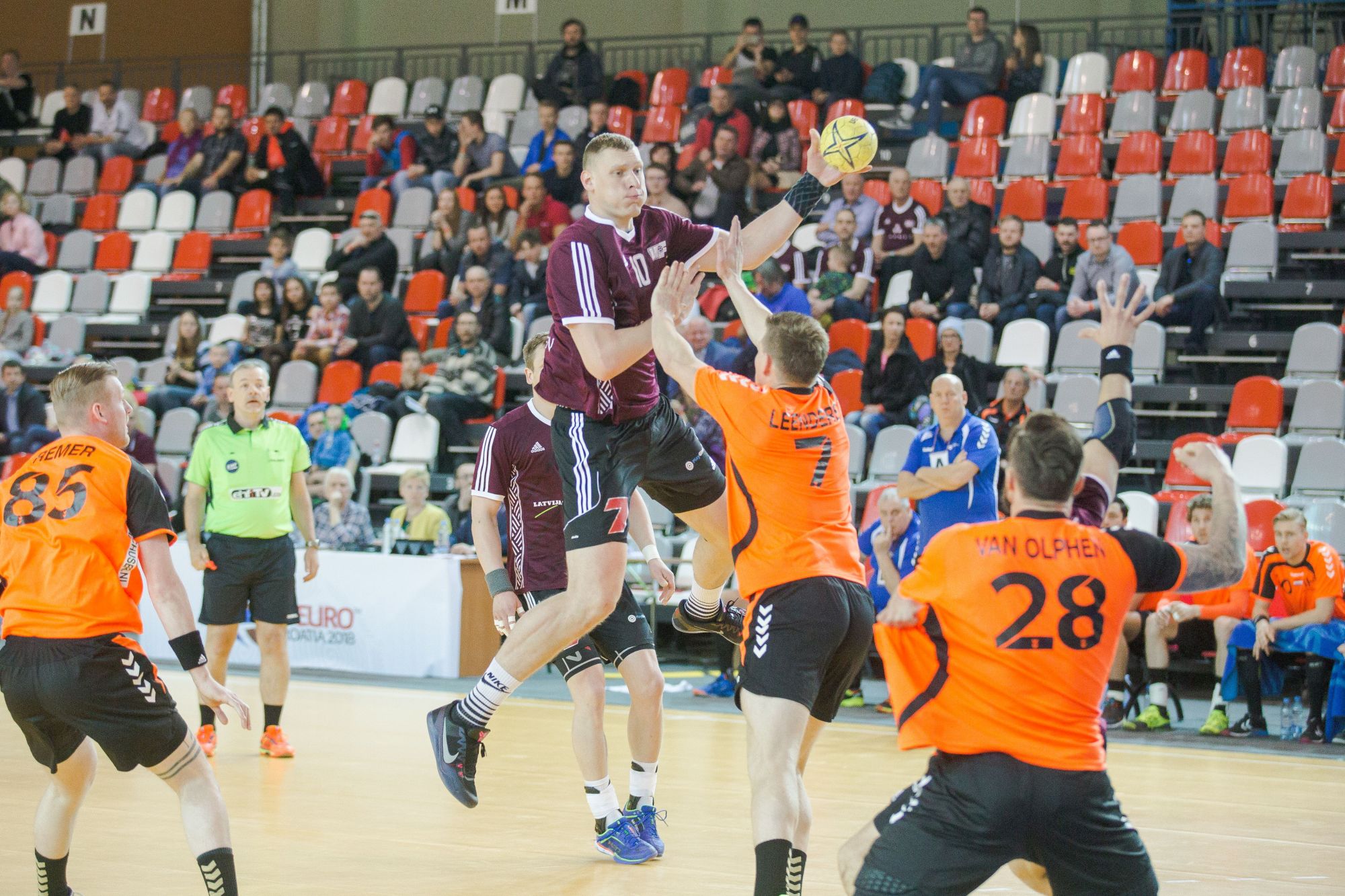 Latvijas handbola izlase EČ kvalifikācijas otrajā mačā Valmierā tiekas ...